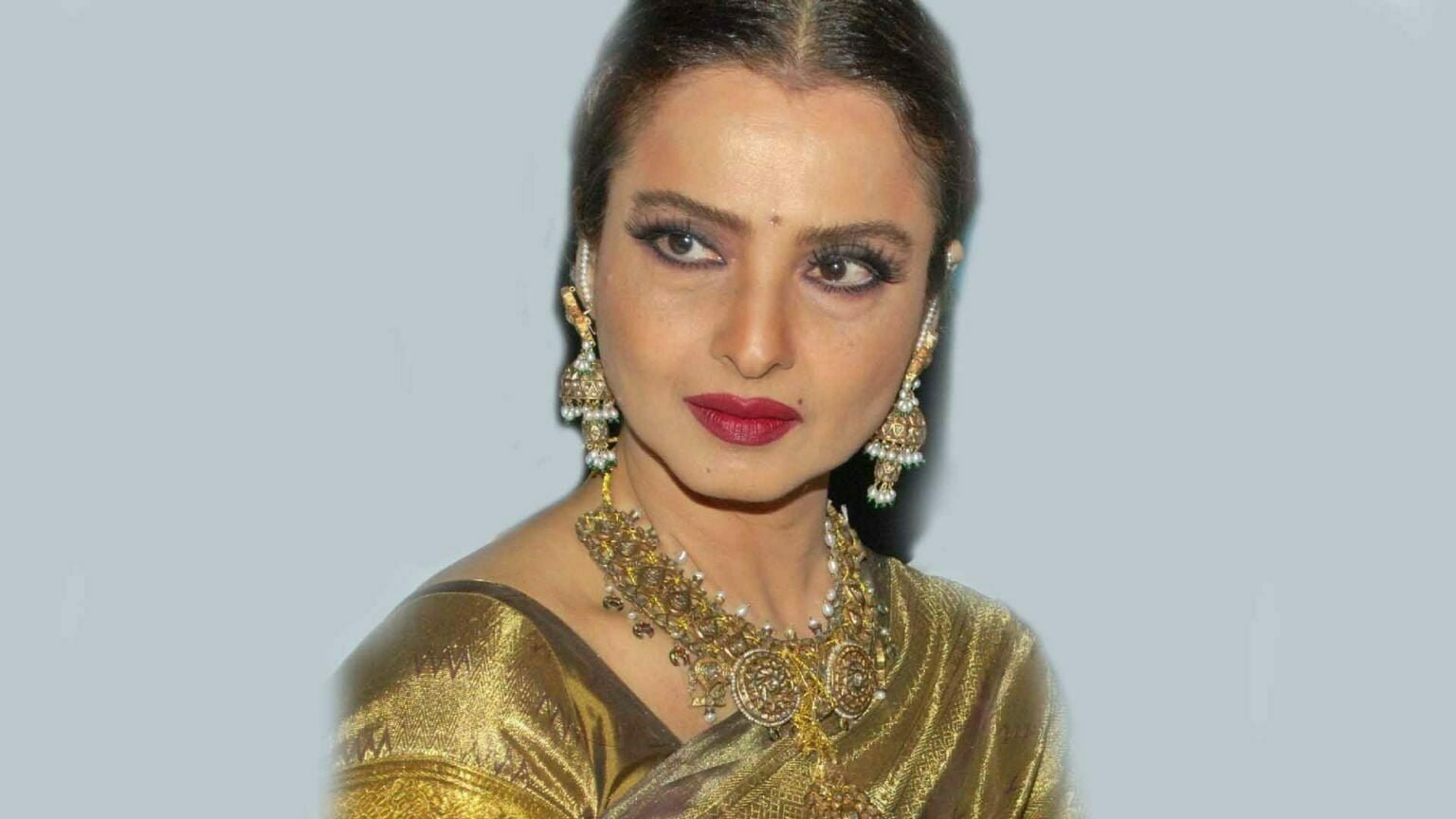 Rekha (Actress) Age, Height, Affairs, Husband, Family, Biography & More ...