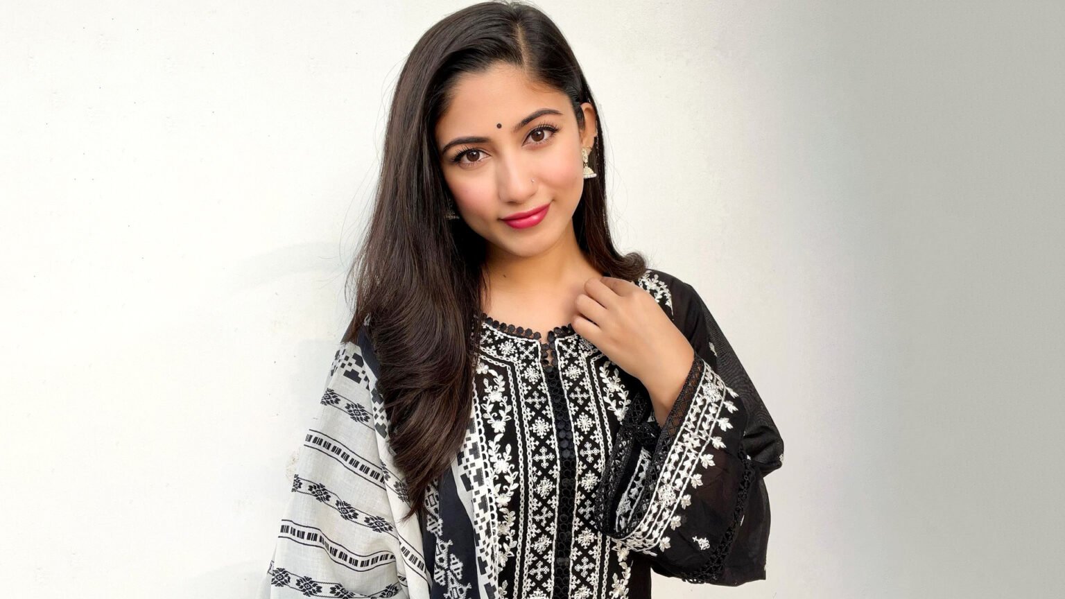 Safa Kabir Bio, Age, Boyfriend, Family, Photos, Wiki, Bio & More ...